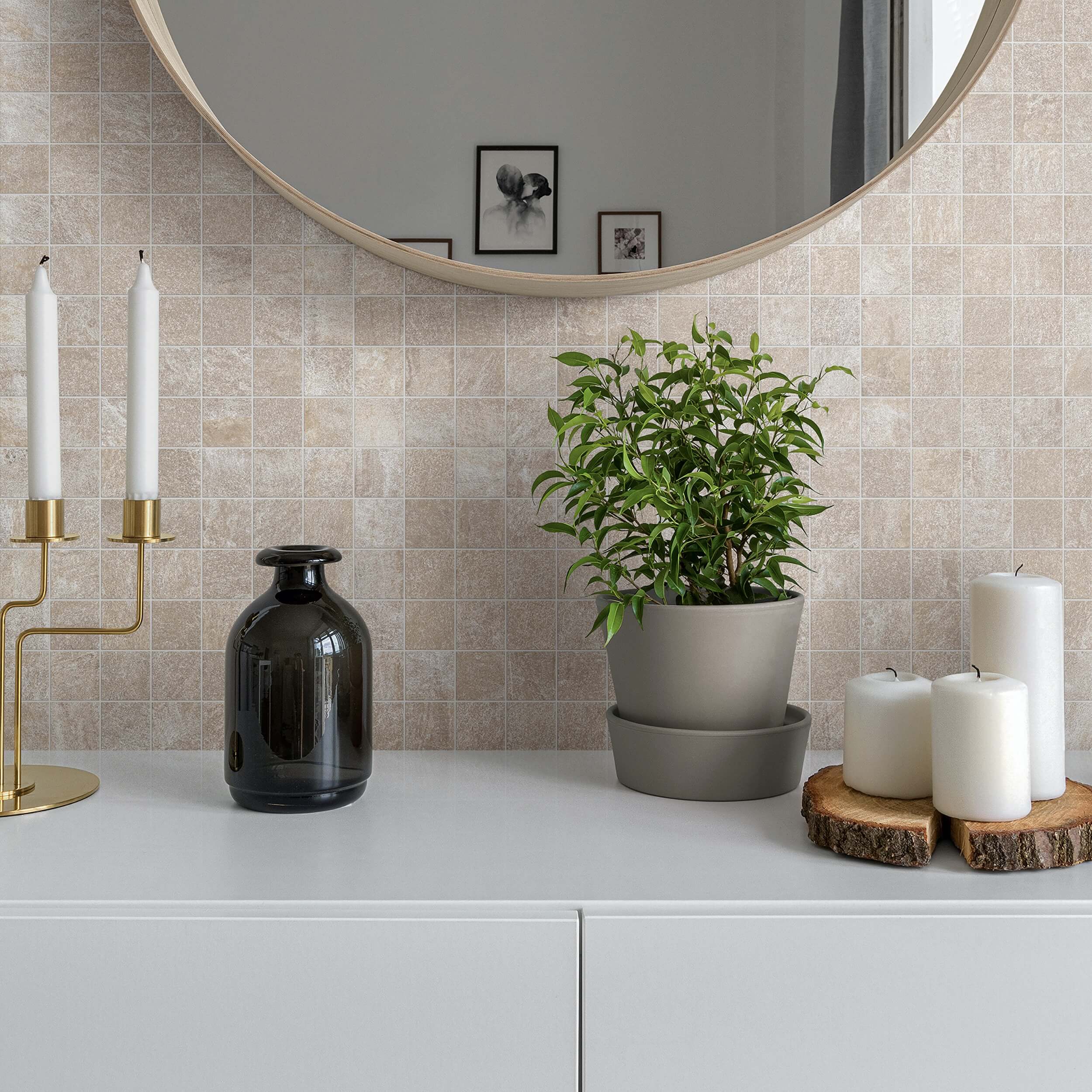 GLAMSTONE BEIGE MOSAICO 30x30_close up living_Fotor – McCartney Tiles